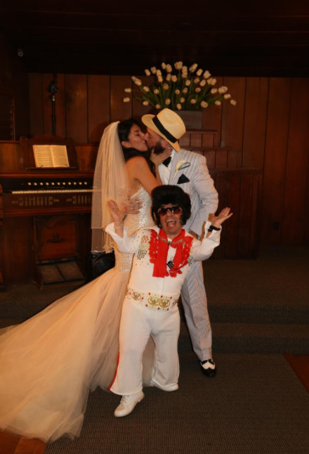 Mini Elvis Chapel Wedding - Las Vegas Weddings